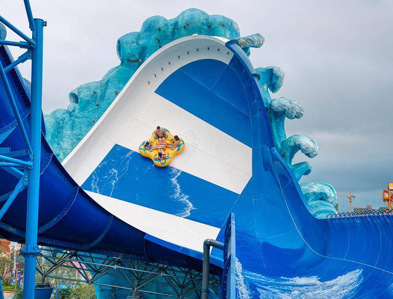 Why Always Long Lines To Play Large Water Slides？
